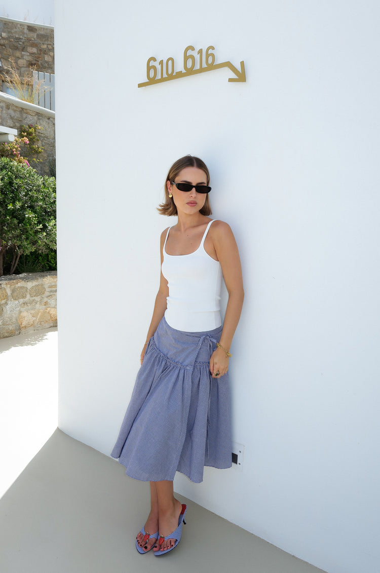 WARDROBE STAPLES INSPIRED BY THE 90S – Mode Mischief Studios