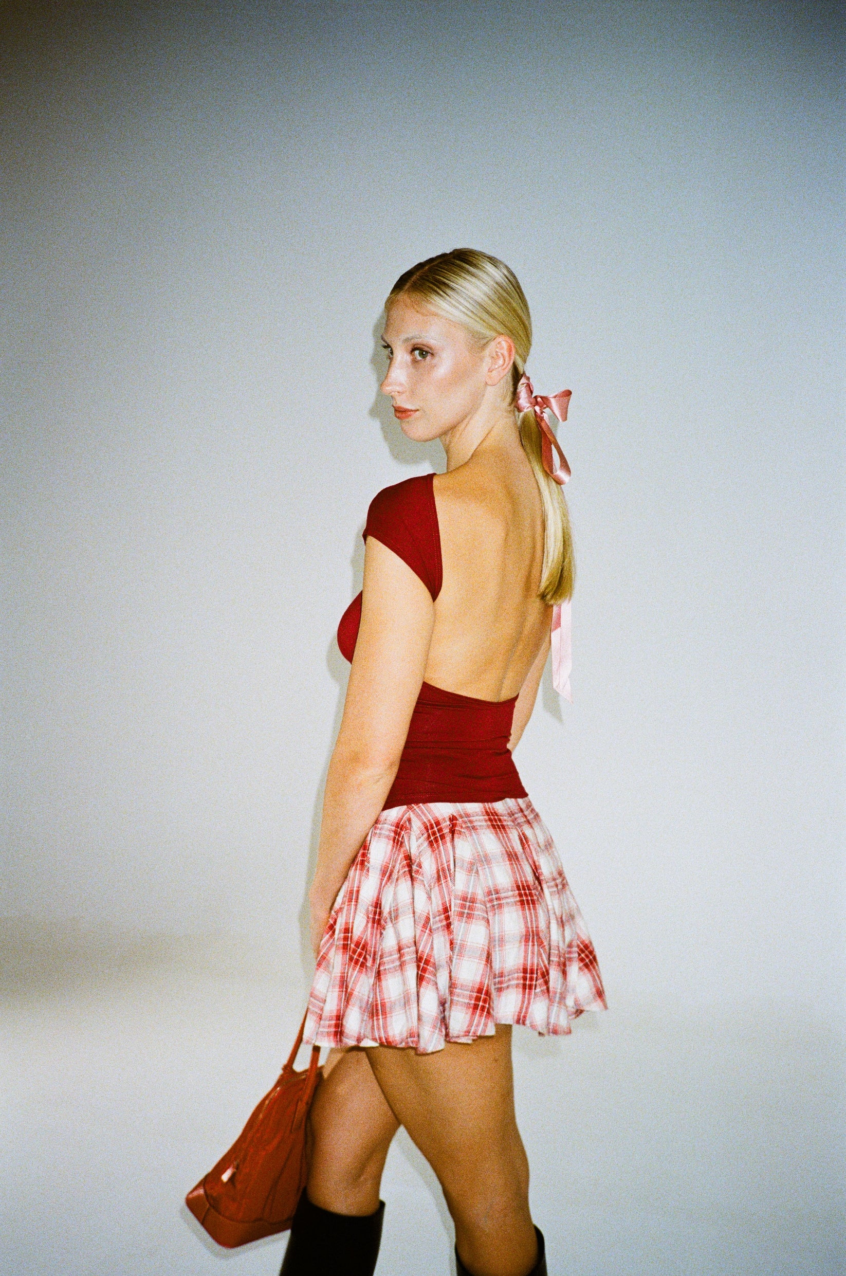 BORDEAUX BACKLESS TEE – Mode Mischief Studios